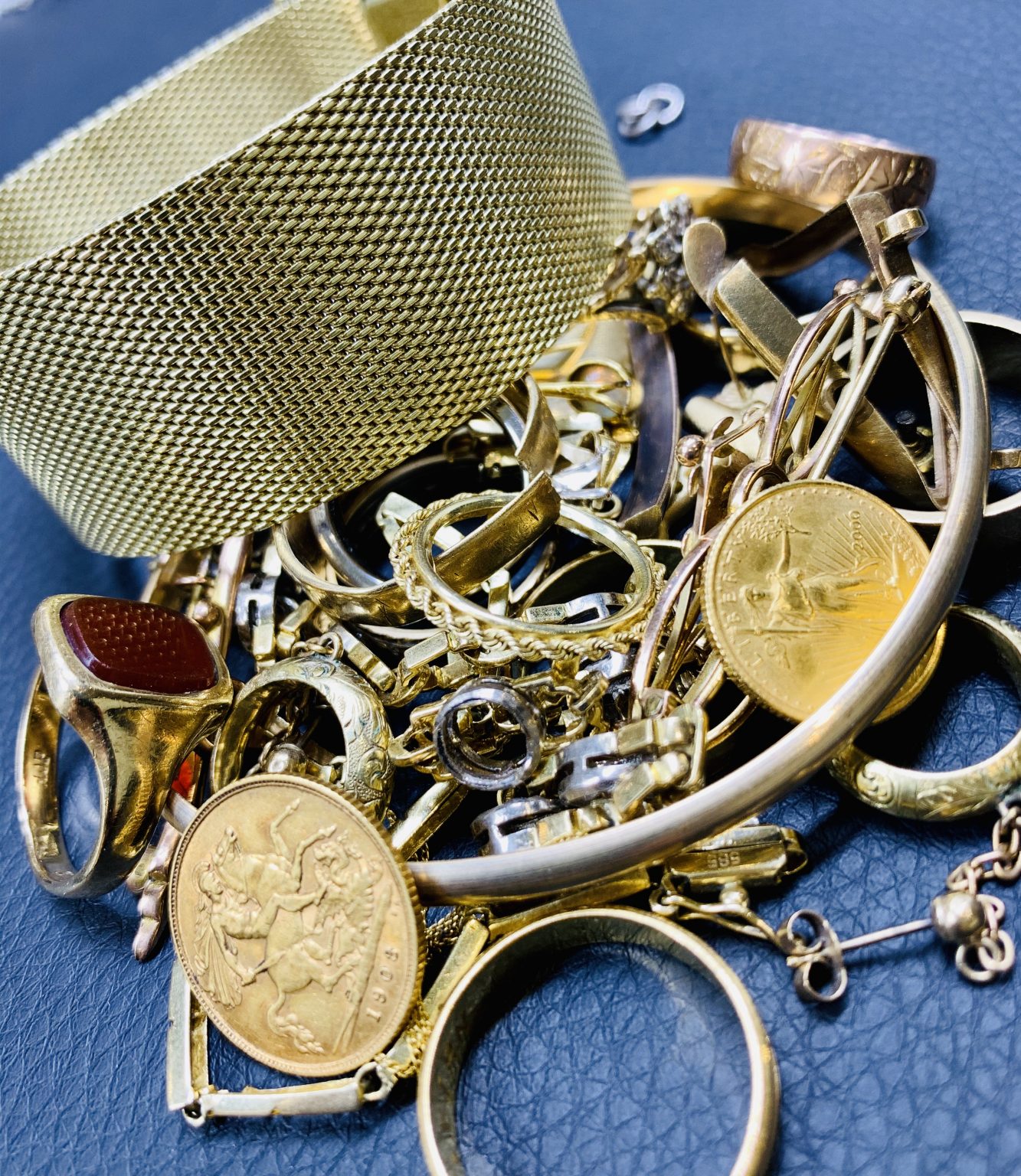 We're buying gold! - ITEMS OF BEAUTY